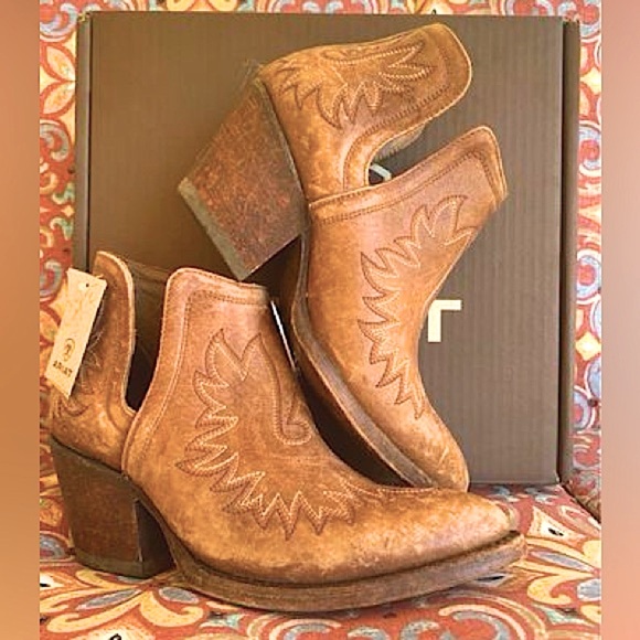 Ariat | Shoes | Ariat Dixon R Toe Embroidered Heeled Ankleboots Size 8 ...